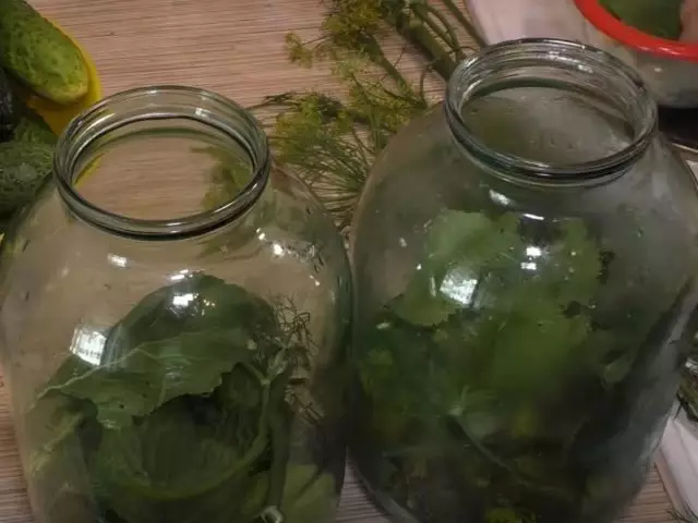 Xîyarên zimrûd ji bo zivistanê: pickling di jars 10005_4