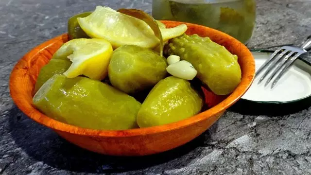 Mga pipino na may lemon para sa taglamig sa mga garapon ng litro: sunud-sunod na mga recipe, pagsusuri 10016_6