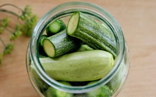 Awọn cucumbers sẹsẹ oriṣiriṣi, zucchini ati ata fun igba otutu: awọn ilana igbesẹ ni igbesẹ pẹlu awọn fọto, laisi sterilization 10018_3