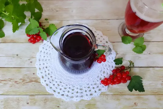 Sirup kismis merah dan hitam: resep di rumah 10045_5