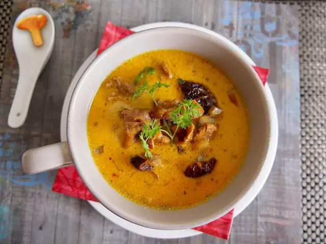 Gefruer Kantarellesuppe: wéi ze kachen, Rezepter mat Fotoen 10102_1