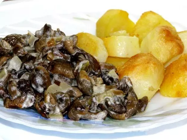 Hoeveel verse champignons koken om te frituren: recepten voor voorbereidingen voor de winter, met uien, met ghee, in potten 10167_1