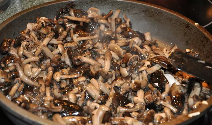 Hoeveel verse champignons koken om te frituren: recepten voor voorbereidingen voor de winter, met uien, met ghee, in potten 10167_9