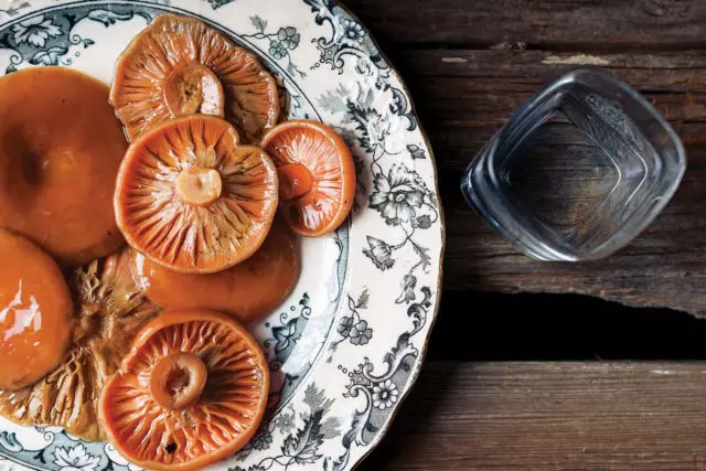 Hoe champignons op een warme manier voor de winter te maken: kookrecepten 10183_10