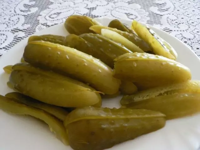 Timun jeruk ing Bulgaria (kaya Bulgaria): resep kanggo musim salju ing guci liter, tanpa sterilisasi, renyah 11679_15