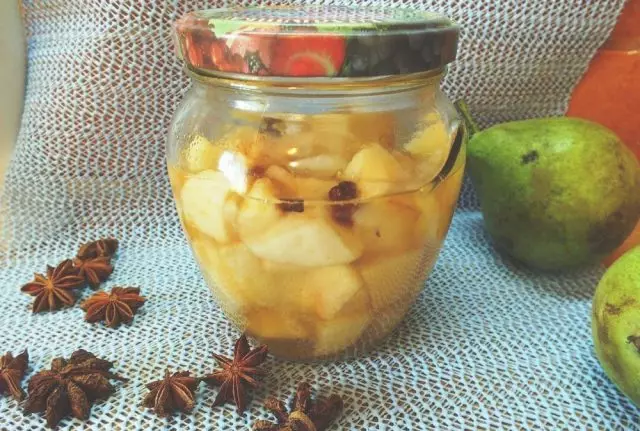 Pears in their own juice: recipes for the winter 11696_1