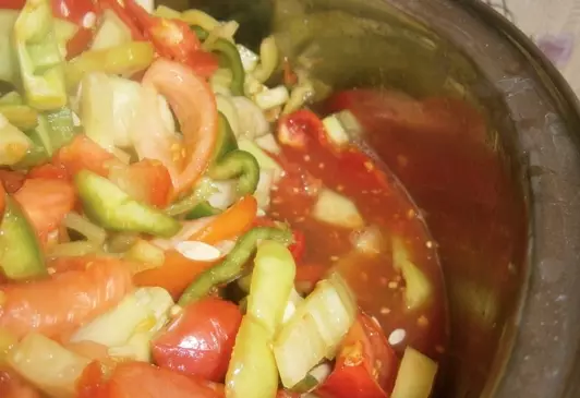 Enkelbence van courgette voor de winter: een klassiek recept, met tomaten, met tomatenpuree, met wortelen, met curry 11704_10