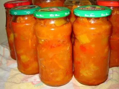 Enkelbence van courgette voor de winter: een klassiek recept, met tomaten, met tomatenpuree, met wortelen, met curry 11704_17