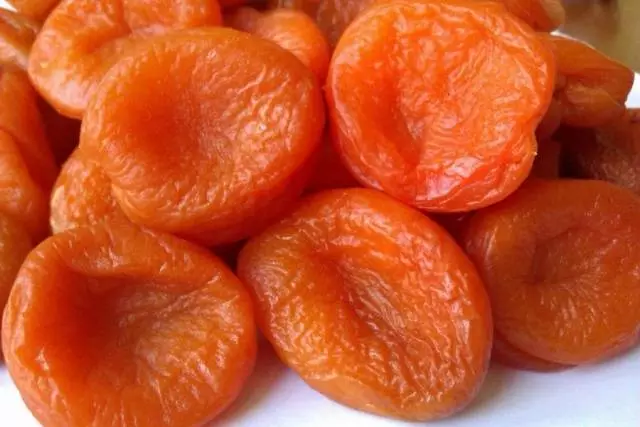 Jinsi ya kukausha apricots nyumbani 11879_1