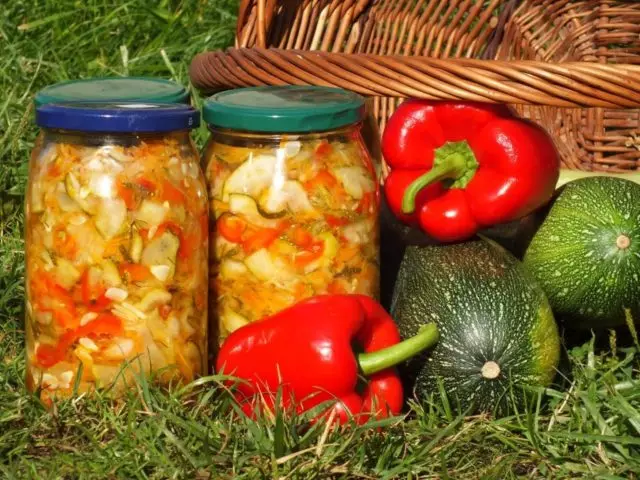 Mga salad mula sa peppers, cucumber at zucchini para sa taglamig: mga recipe na walang isterilisasyon, na may matamis, Bulgarian, maanghang 12463_1