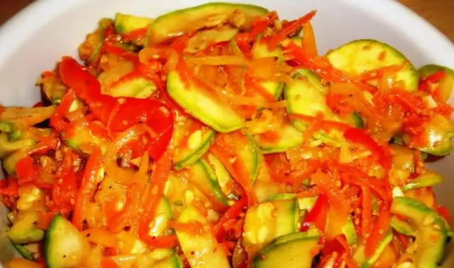 Mga salad mula sa peppers, cucumber at zucchini para sa taglamig: mga recipe na walang isterilisasyon, na may matamis, Bulgarian, maanghang 12463_4