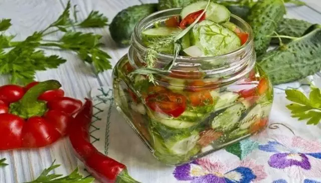 Mga salad mula sa peppers, cucumber at zucchini para sa taglamig: mga recipe na walang isterilisasyon, na may matamis, Bulgarian, maanghang 12463_5