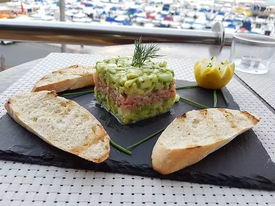 Salmon thiab avocado tartare: zaub mov txawv nrog capers, 12702_2