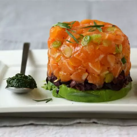 Salmon thiab avocado tartare: zaub mov txawv nrog capers, 12702_3