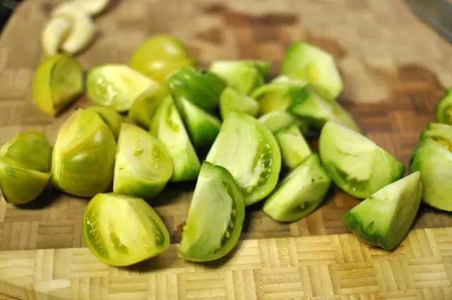 Ensalada picante de tomate verde para el invierno 12781_1