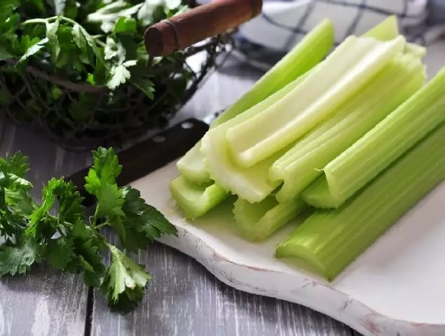 Celery សម្រាប់ការសម្រកទម្ងន់: ដូចដែលវាគឺជារូបមន្តចានការពិនិត្យឡើងវិញនៃអ្នកដែលបានសម្រកទម្ងន់ 1304_2