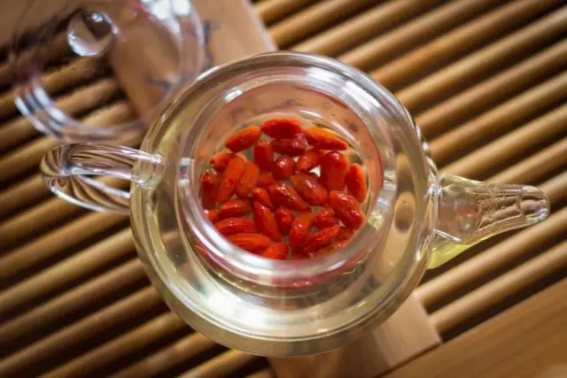 Goji berries για απώλεια βάρους: πραγματικές κριτικές για την απώλεια βάρους και αποτελέσματα, οφέλη και βλάβες, εφαρμογή, πώς να παρασκευάσετε, πώς να πιείτε, πώς να φάτε 13157_3