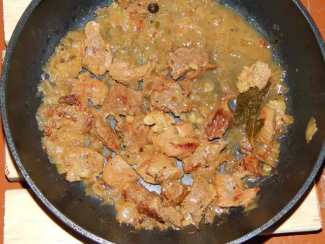 Pork ma chanterelles: i totonu o le ogaumu, i totonu o se apa, fua ma pateta, sosi kulimi 13196_2