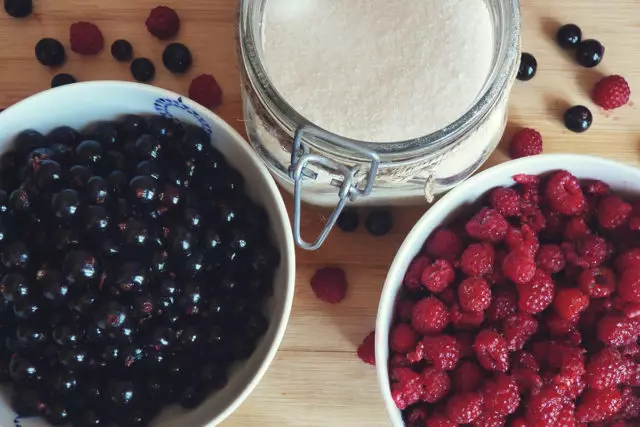 Mashed black currant para sa taglamig: mga recipe na mayroon at walang pagluluto, mga benepisyo 13337_13