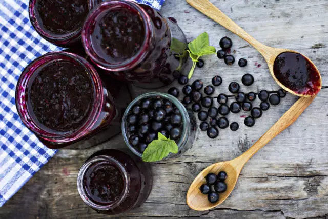 Schwaarz Johannisbeeren fir de Wanter: Rezepter mat an ouni Kachen, Virdeeler 13337_2