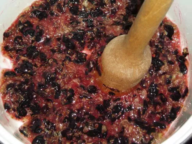 Mashed black currant para sa taglamig: mga recipe na mayroon at walang pagluluto, mga benepisyo 13337_6