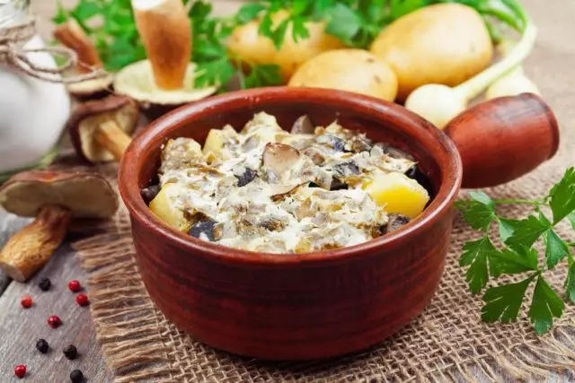 Chanterelles con patacas en crema de leite: nunha tixola, no forno, a cocción lenta 13400_1