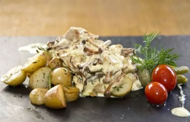 Chanterelles con patacas en crema de leite: nunha tixola, no forno, a cocción lenta 13400_9