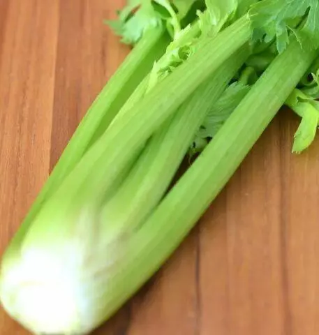 Celery និង parsley: តើមានអ្វីខុសគ្នាតើវាដូចគ្នាឬអត់? 1344_2