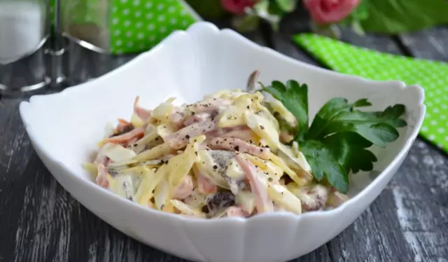 Ensalada con mantequilla: deliciosas recetas con una foto para el invierno, para todos los días de champiñones frescos en escabeche, fritos 13492_11