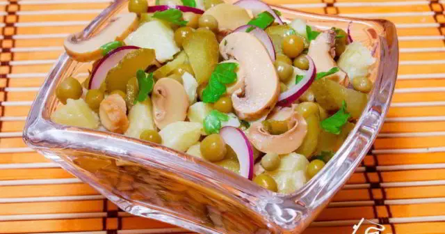 Ensalada con mantequilla: deliciosas recetas con una foto para el invierno, para todos los días de champiñones frescos en escabeche, fritos 13492_16