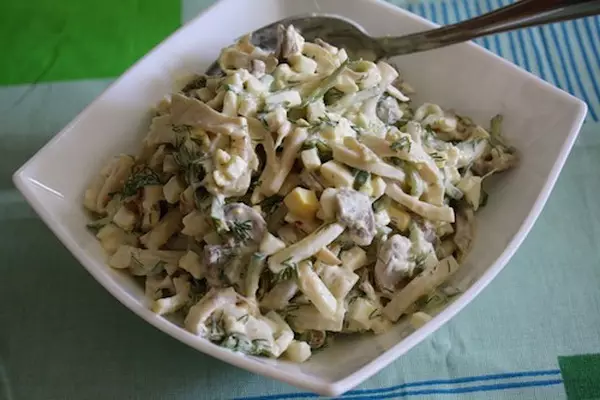 Ensalada con mantequilla: deliciosas recetas con una foto para el invierno, para todos los días de champiñones frescos en escabeche, fritos 13492_24