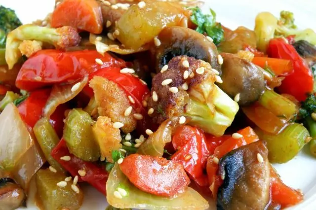 Salad na bọta: Ezi ntụziaka na -atọ ụtọ nwere foto maka oge oyi, maka ụbọchị ọ bụla site na pickled, eghe, mushrooms ọhụrụ 13492_4