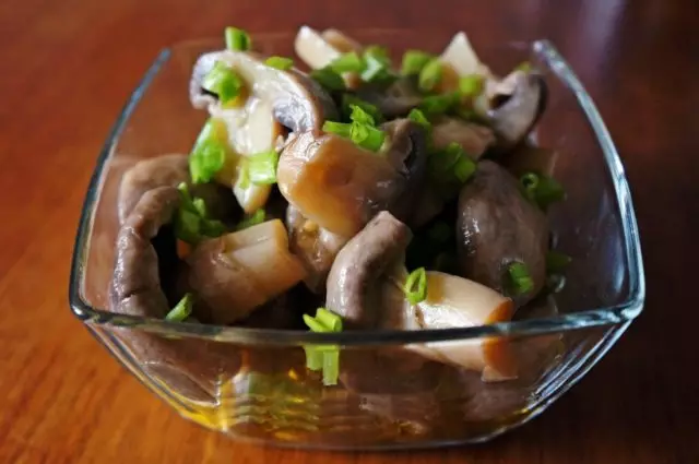 Ensalada con mantequilla: deliciosas recetas con una foto para el invierno, para todos los días de champiñones frescos en escabeche, fritos 13492_6