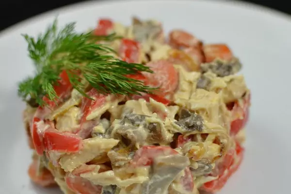 Ensalada con mantequilla: deliciosas recetas con una foto para el invierno, para todos los días de champiñones frescos en escabeche, fritos 13492_7