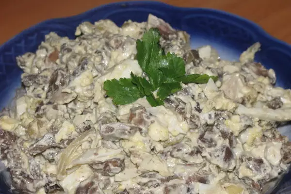 Salad na bọta: Ezi ntụziaka na -atọ ụtọ nwere foto maka oge oyi, maka ụbọchị ọ bụla site na pickled, eghe, mushrooms ọhụrụ 13492_8