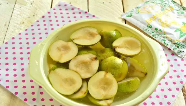 Pears in syrup for the winter: recipes in slices, without sterilization, in jars, with a tail, whole, halves 13505_10