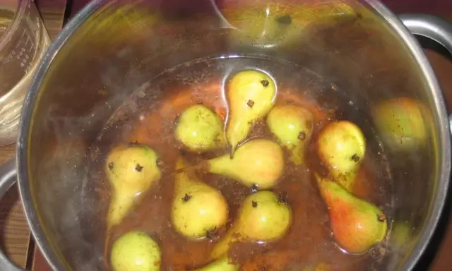 Pears in syrup for the winter: recipes in slices, without sterilization, in jars, with a tail, whole, halves 13505_15