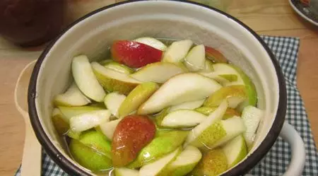 Pears in syrup for the winter: recipes in slices, without sterilization, in jars, with a tail, whole, halves 13505_3