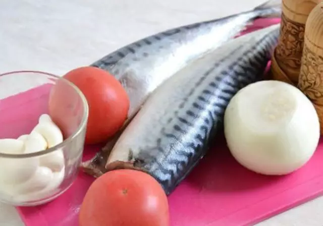 Mackerel saladi m'nyengo yozizira: maphikidwe ndi masamba, tomato, mumtsuko 13536_1