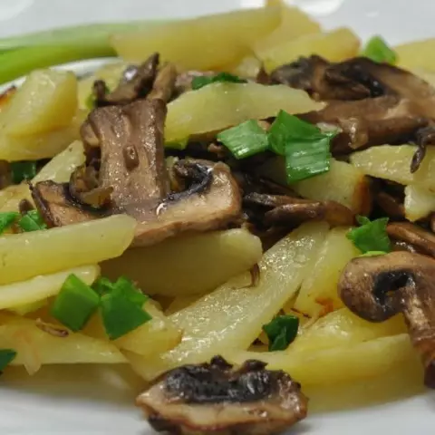 Patatas fritas con champiñones: en una sartén, en una olla de cocción lenta 13950_1