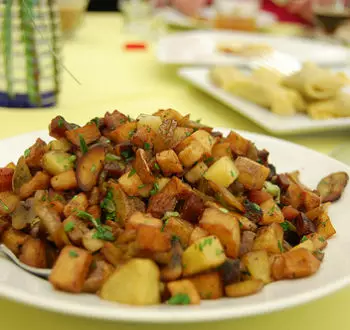 Patatas fritas con champiñones: en una sartén, en una olla de cocción lenta 13950_13