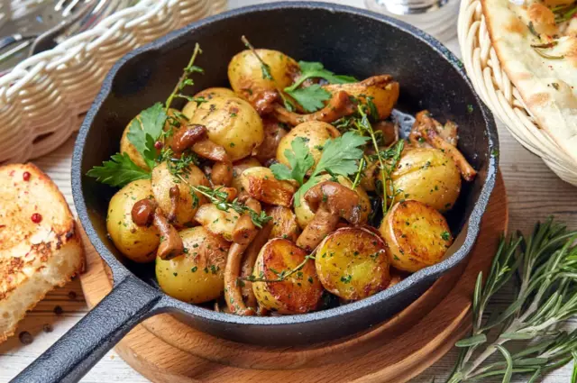 Patatas fritas con champiñones: en una sartén, en una olla de cocción lenta 13950_6