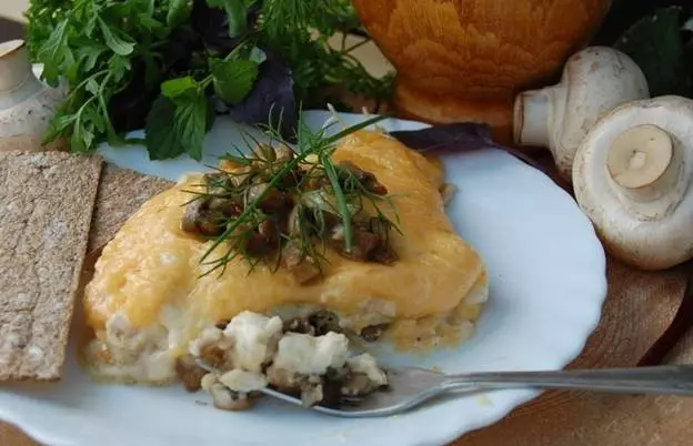 Kip julienne met champignons: een klassiek, eenvoudig recept, hoe te koken in de oven, in hoeden, met room, in taartjes 13951_12