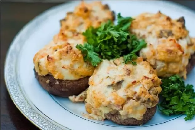 Kip julienne met champignons: een klassiek, eenvoudig recept, hoe te koken in de oven, in hoeden, met room, in taartjes 13951_5