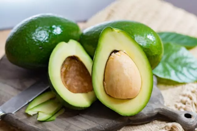 Jinsi avocado inakua katika maumbile na katika nchi gani inalimwa 1442_1