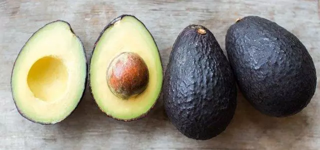 Wéi wielen ech e reife Avocado an engem Geschäft: Selektiounsreegelen, Fotoen a Videoen 1457_3