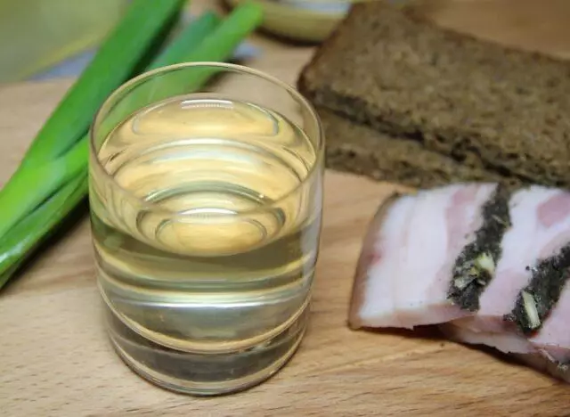 Horseradish vodka at home: recipes 148_7