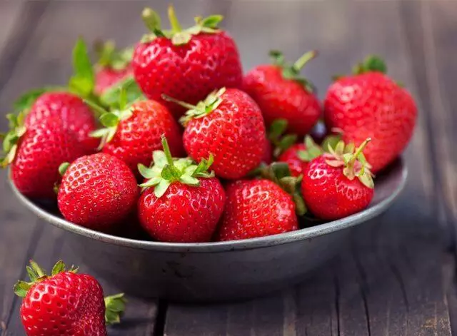 Strawberry ji bo şekir: celeb 1, 2, feyde û zirar 1633_1