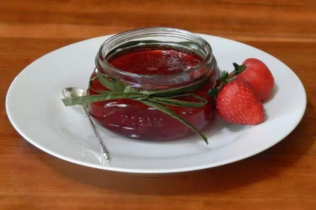 Strawberry jelly ma le gelatin: mai i fualaʻau fou, aisa ma grated, pe faʻafefea ona fai ma le kulimi oona, mai le sipi, vitio 2185_1