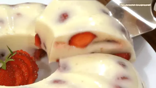 Gelatina di fragole con gelatina: dai frutti di bosco freschi, congelati, grattugiati, come fare con la panna acida, dallo sciroppo, video 2185_11